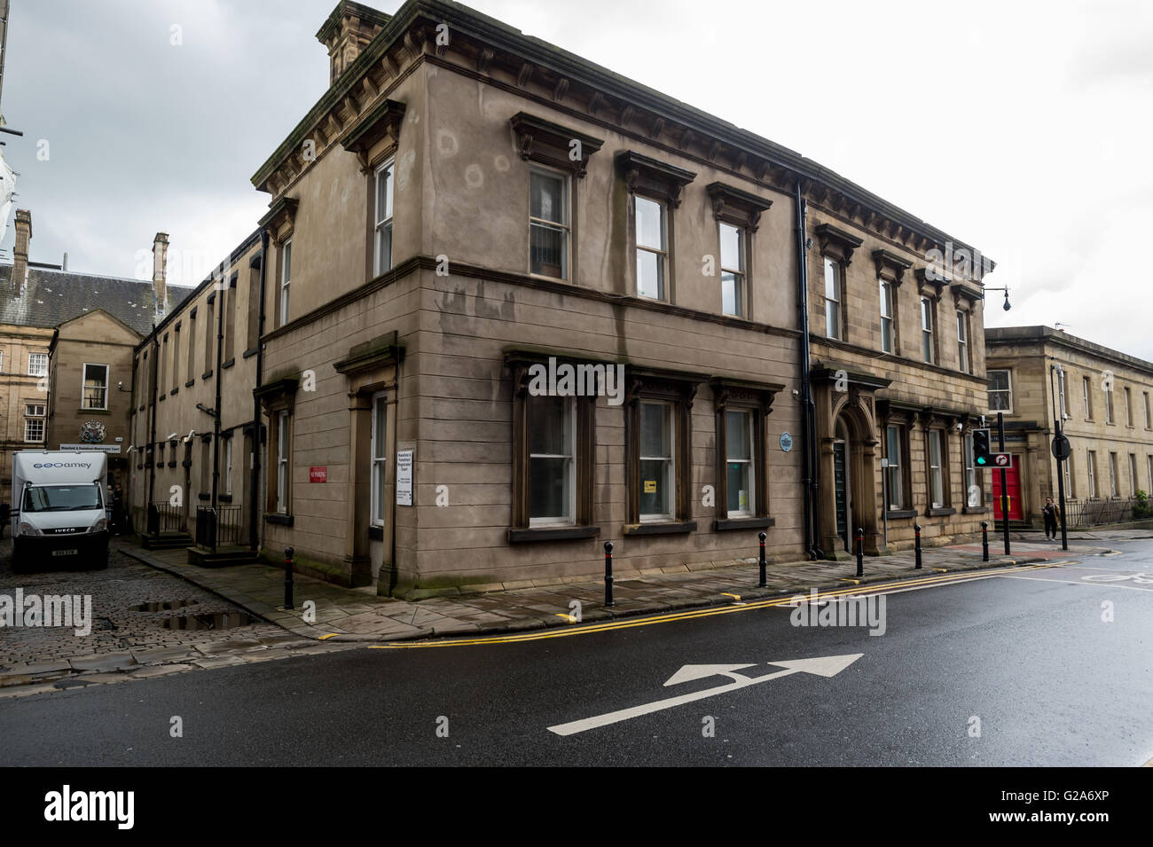 The exterior of Wakefield Magistrates' Court Stock Photo - Alamy