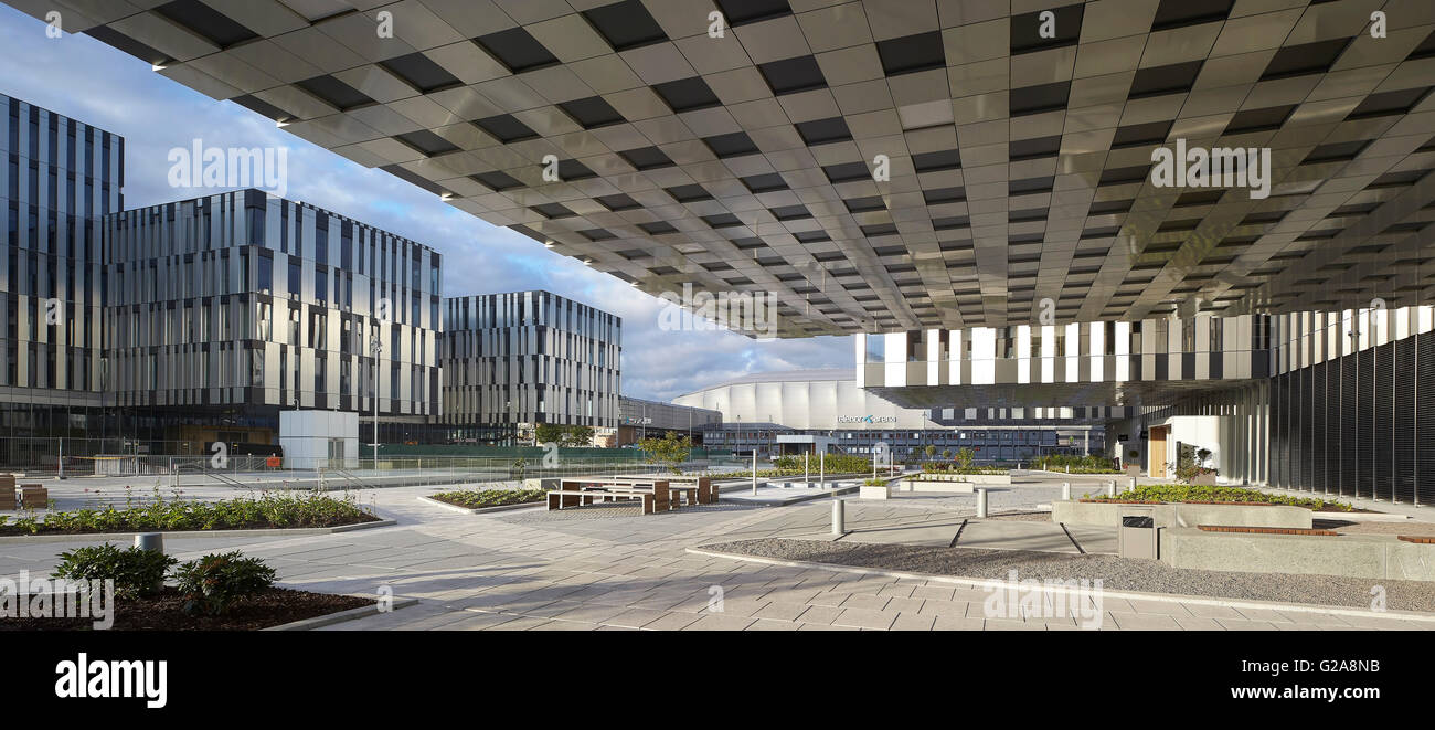 Cantilever soffit and view across landscaped square. Fornebuporten ...