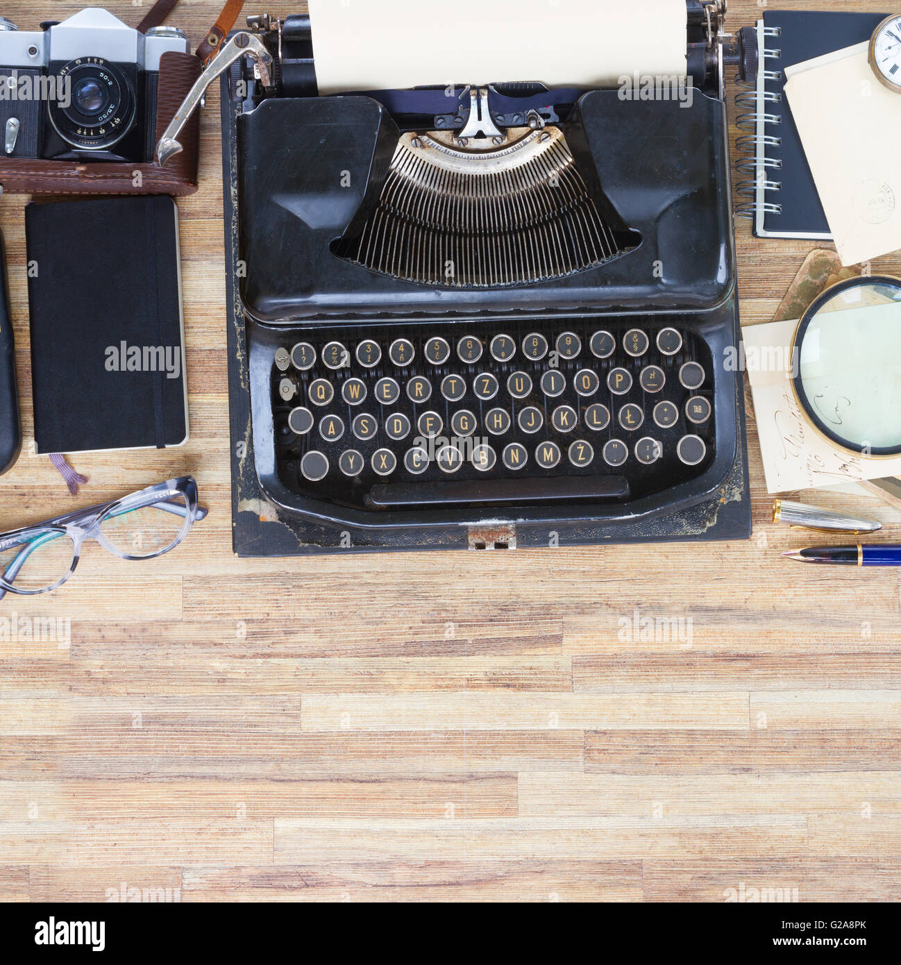 typewriter on table Stock Photo - Alamy