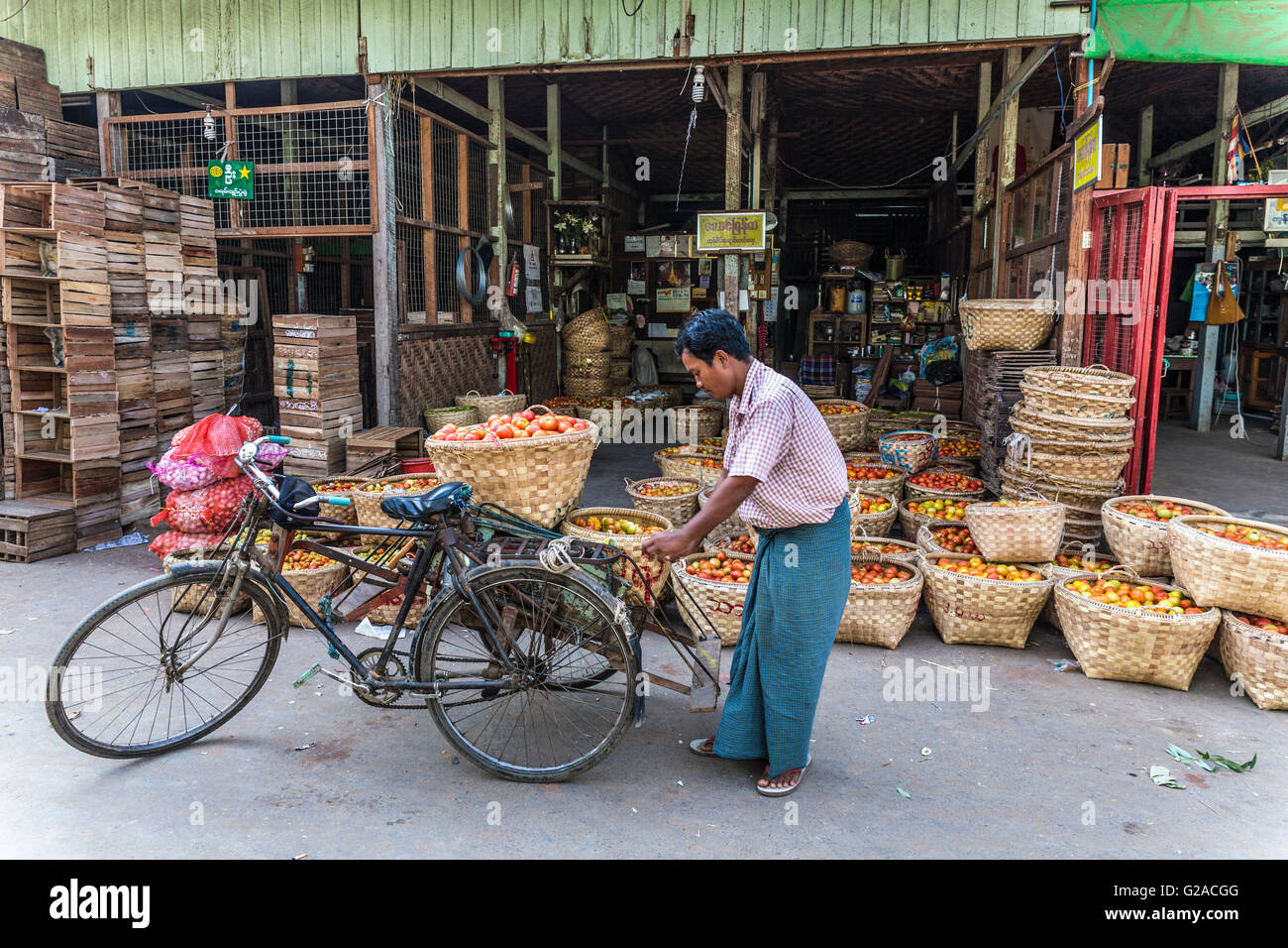Myanmar street scene locals hi-res stock photography and images - Alamy