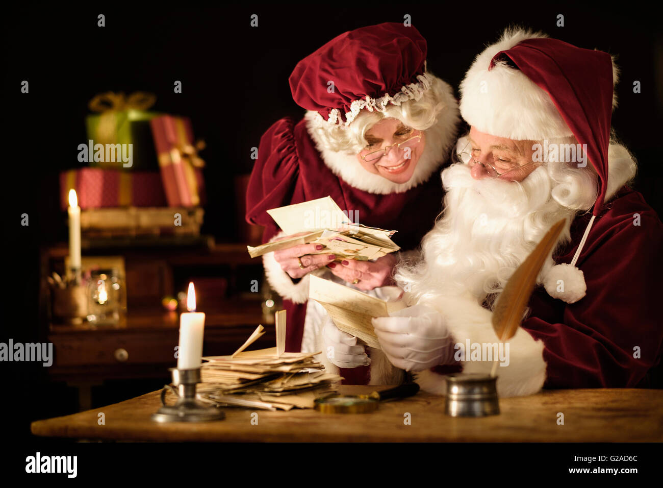 Santa and mrs claus hi-res stock photography and images - Alamy