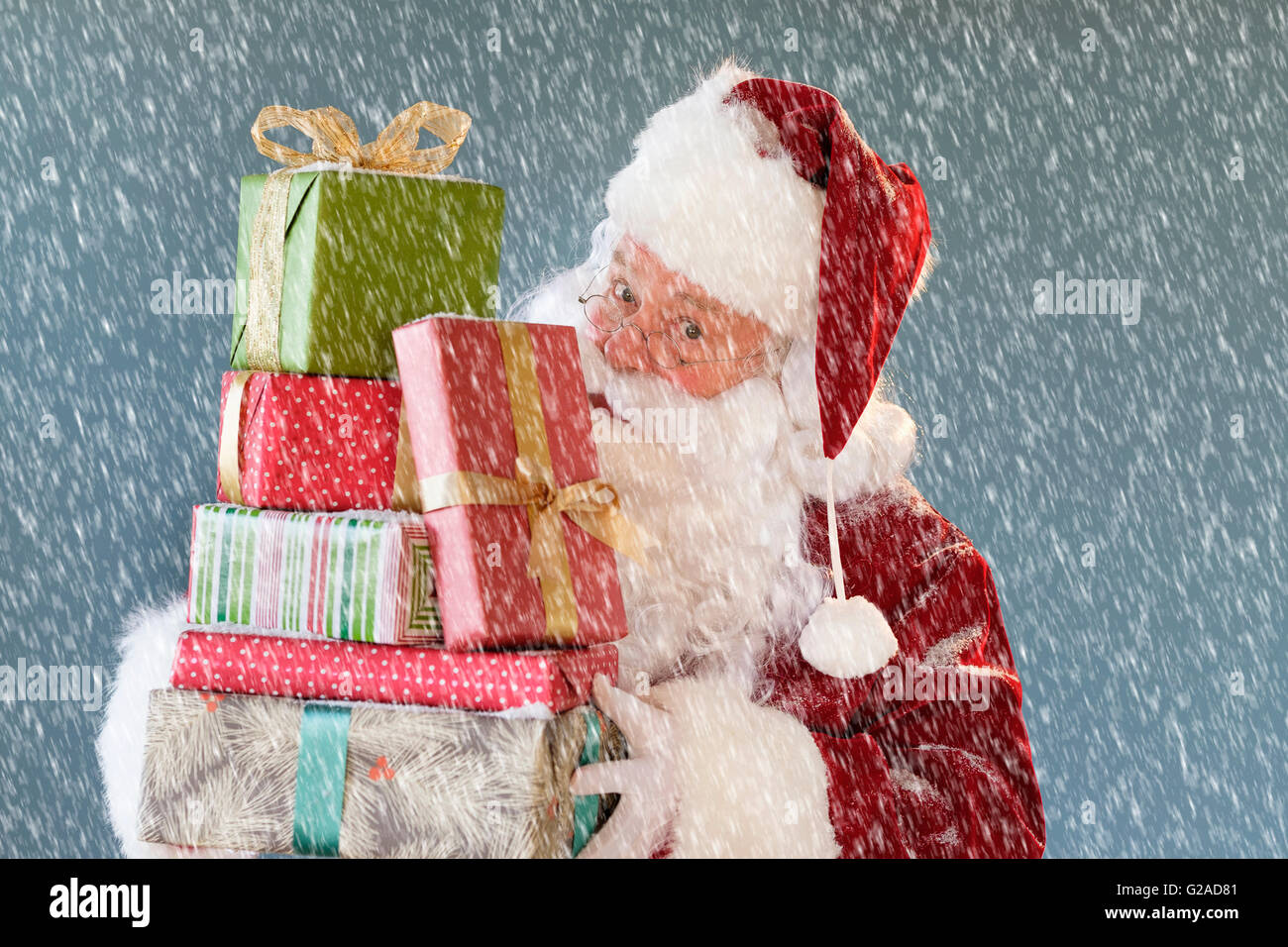 Santa claus carrying hi-res stock photography and images - Alamy