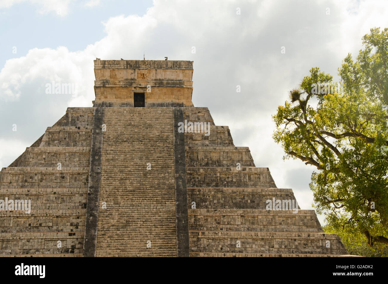 Ancient Mayan pyramid of Kukulkan Stock Photo - Alamy