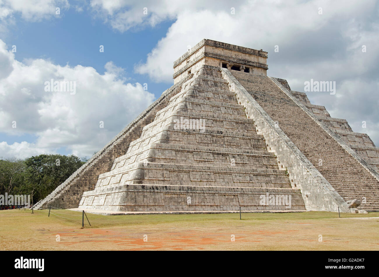 Ancient Mayan pyramid of Kukulkan Stock Photo - Alamy