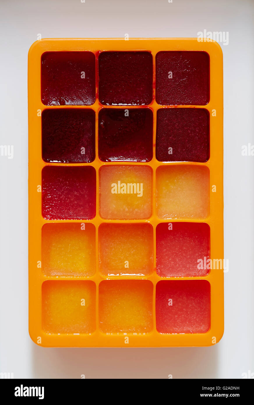 Tray of ice cubes Stock Photo - Alamy