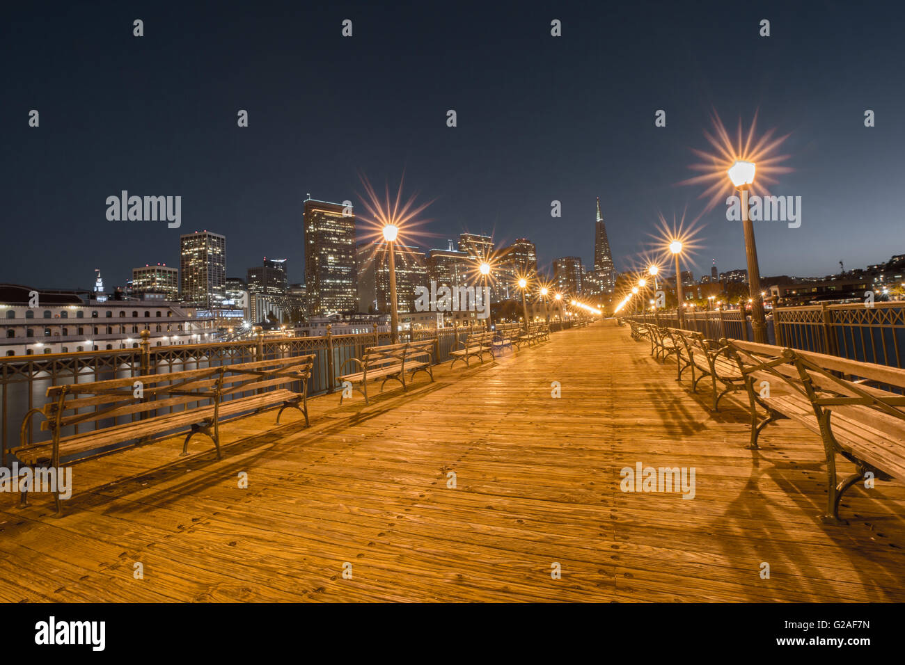 Transamerica pyramid building night san hi-res stock photography and ...