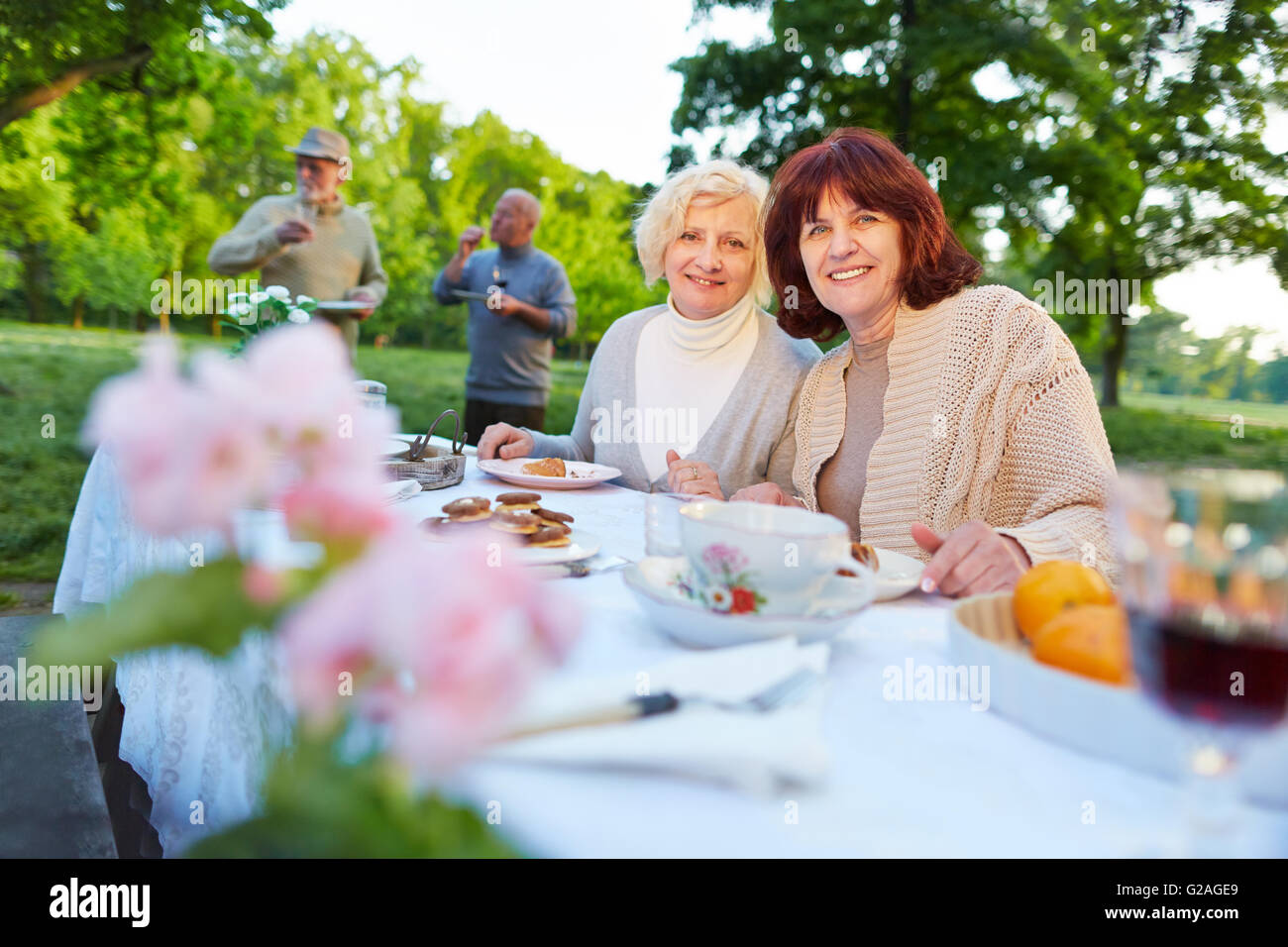 Group of seniors celebrating hi-res stock photography and images - Alamy