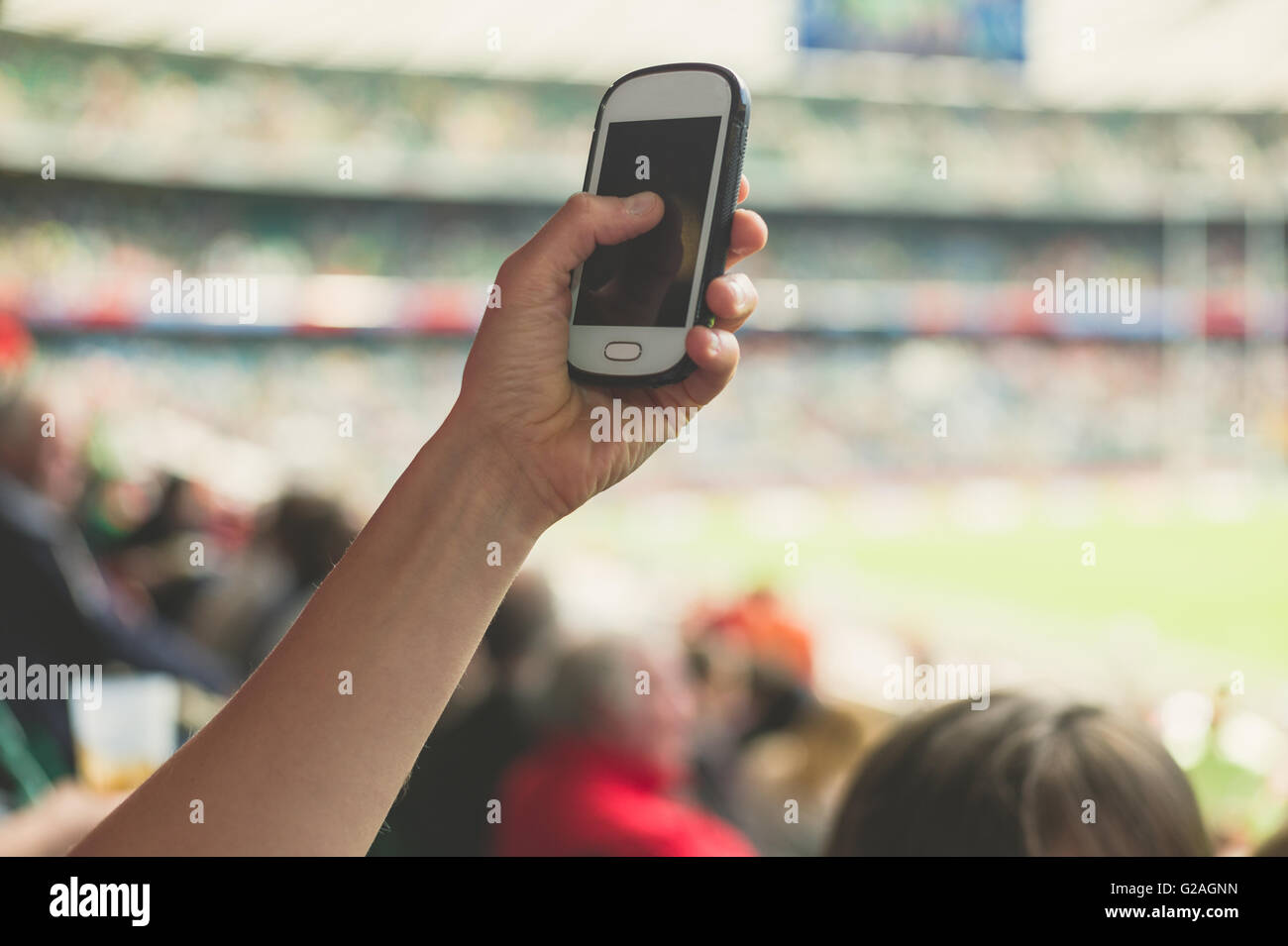 Crowd filming smart phone hi-res stock photography and images - Alamy