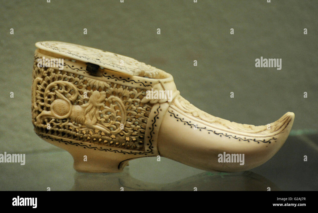 Ivory engraving hi-res stock photography and images - Alamy