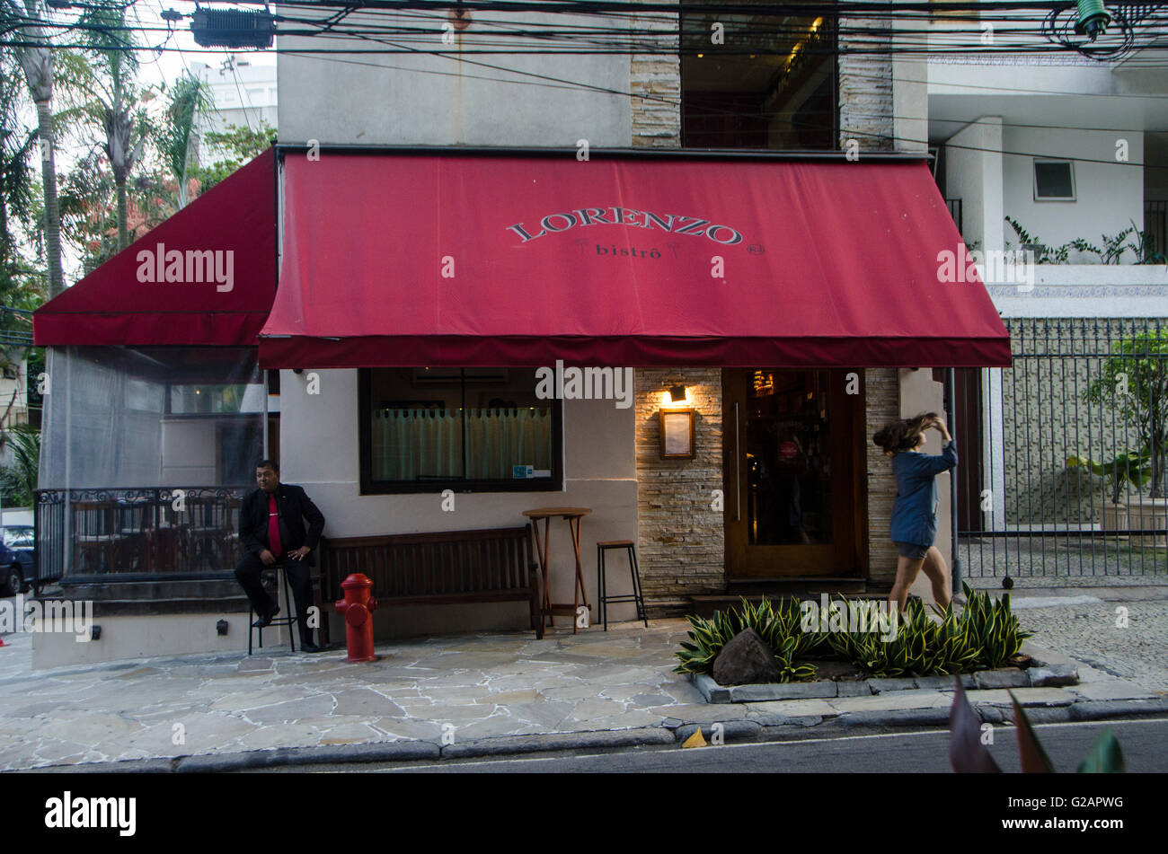 Rio street scene women hi-res stock photography and images - Alamy