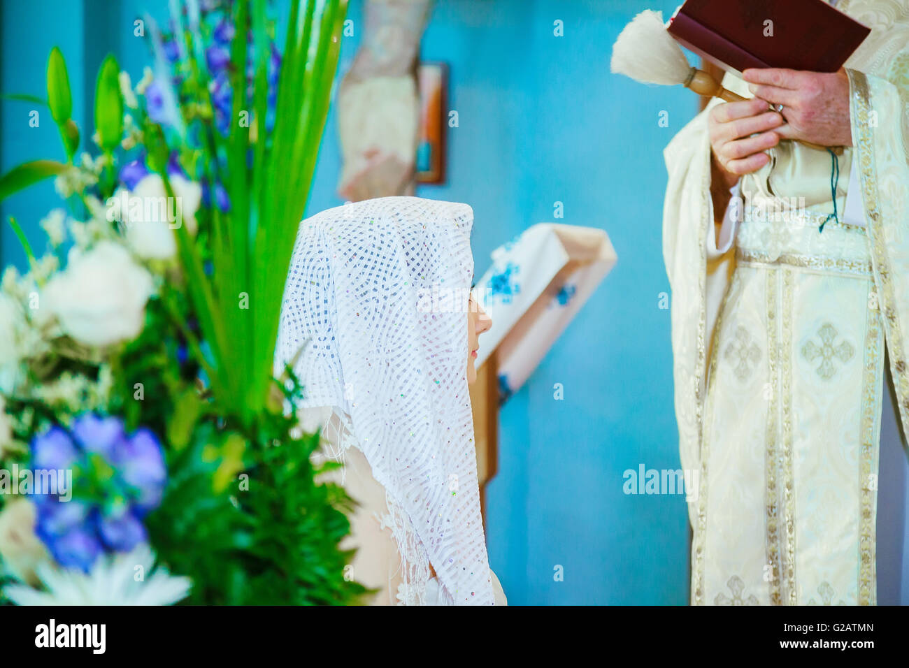 rear view of bride waiting in a crowded church Stock Photo - Alamy