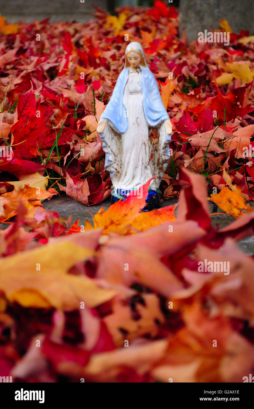 Statue and leaves hi-res stock photography and images - Alamy