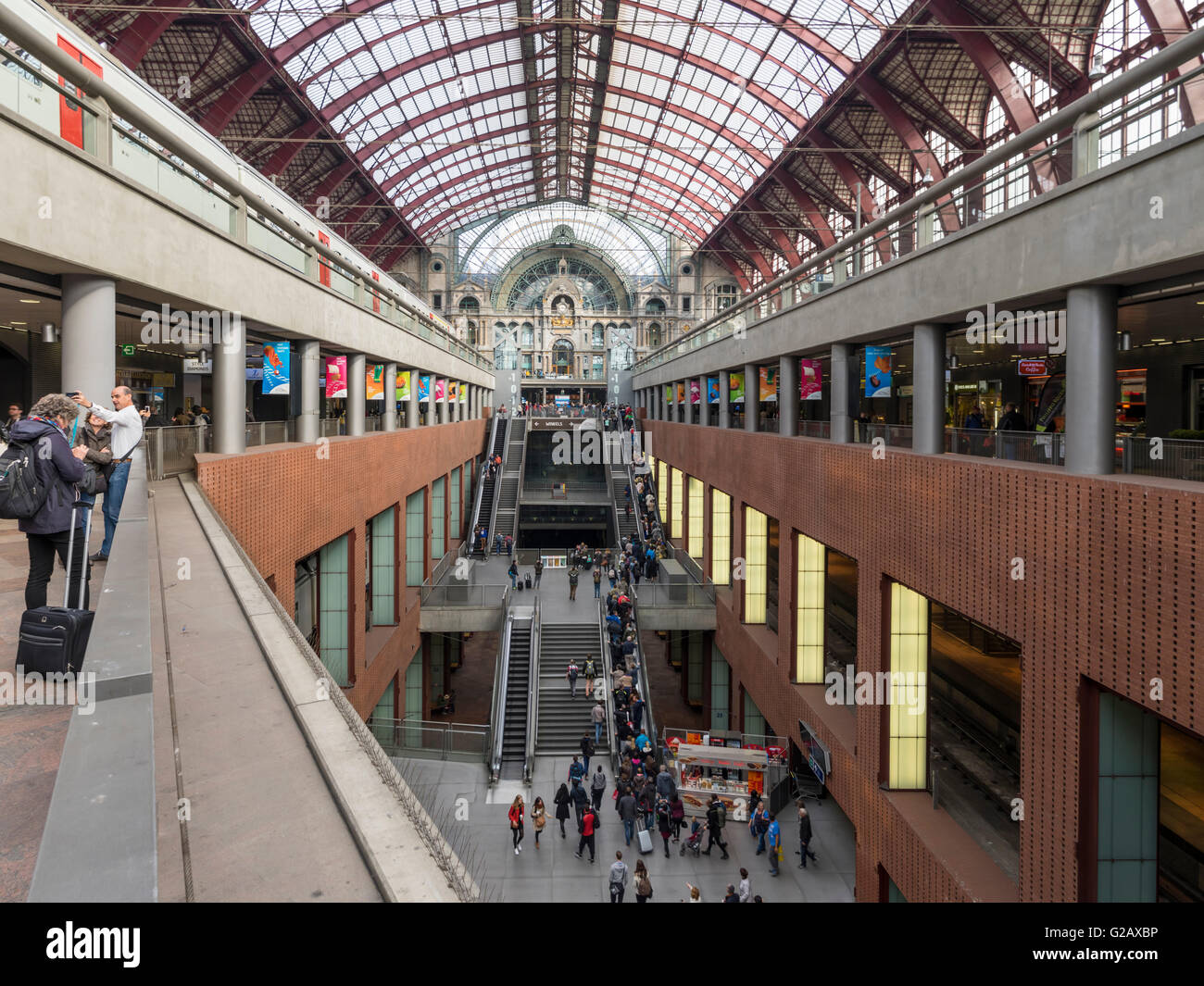 Hall of Antwerpen Centraal Station, with tracks at different levels ...