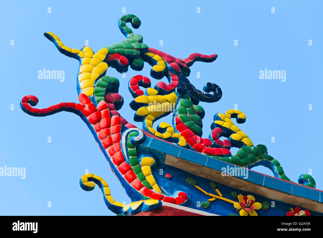 Dragon sculpture on the roof of South Putuo Temple, Xiamen, Fujian ...