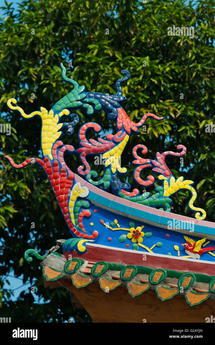 Dragon sculpture on the roof of South Putuo Temple, Xiamen, Fujian ...
