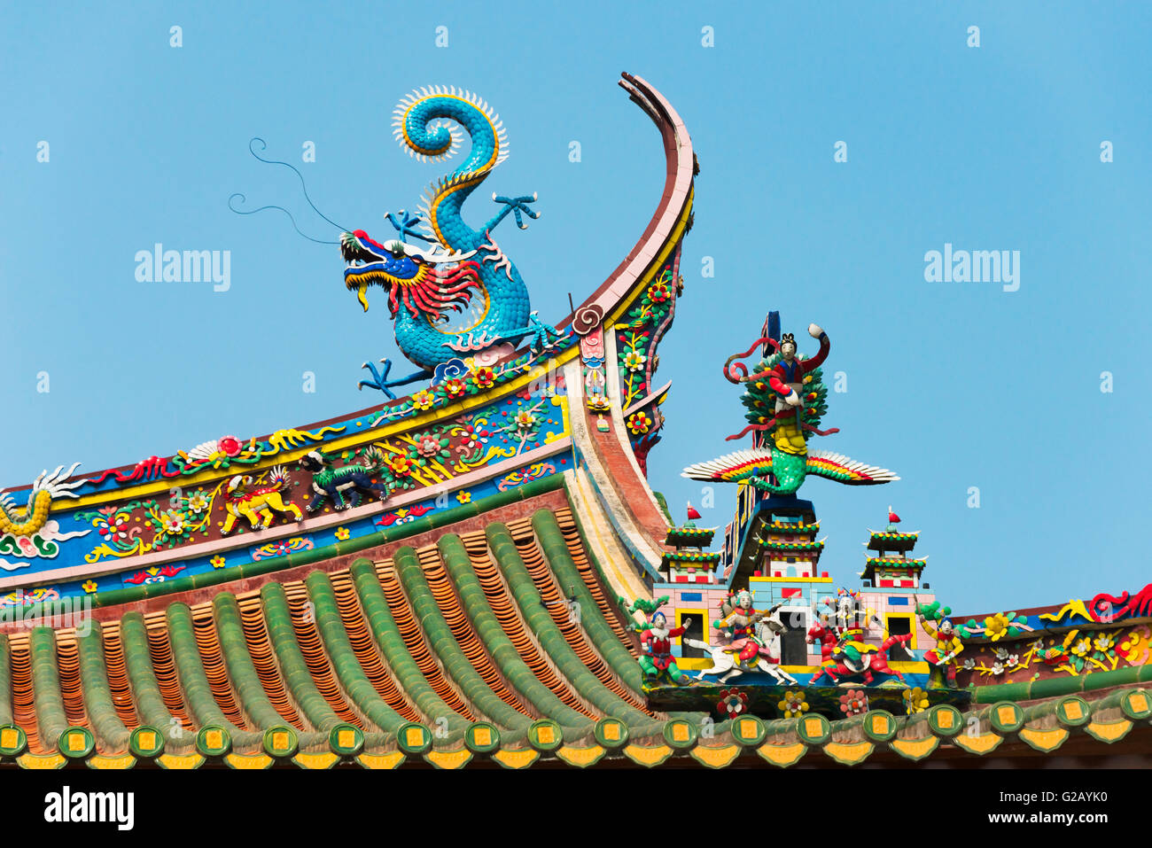 Dragon sculpture on the roof of South Putuo Temple, Xiamen, Fujian ...