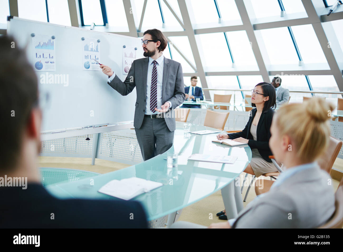 Business people presentation man hi-res stock photography and images ...
