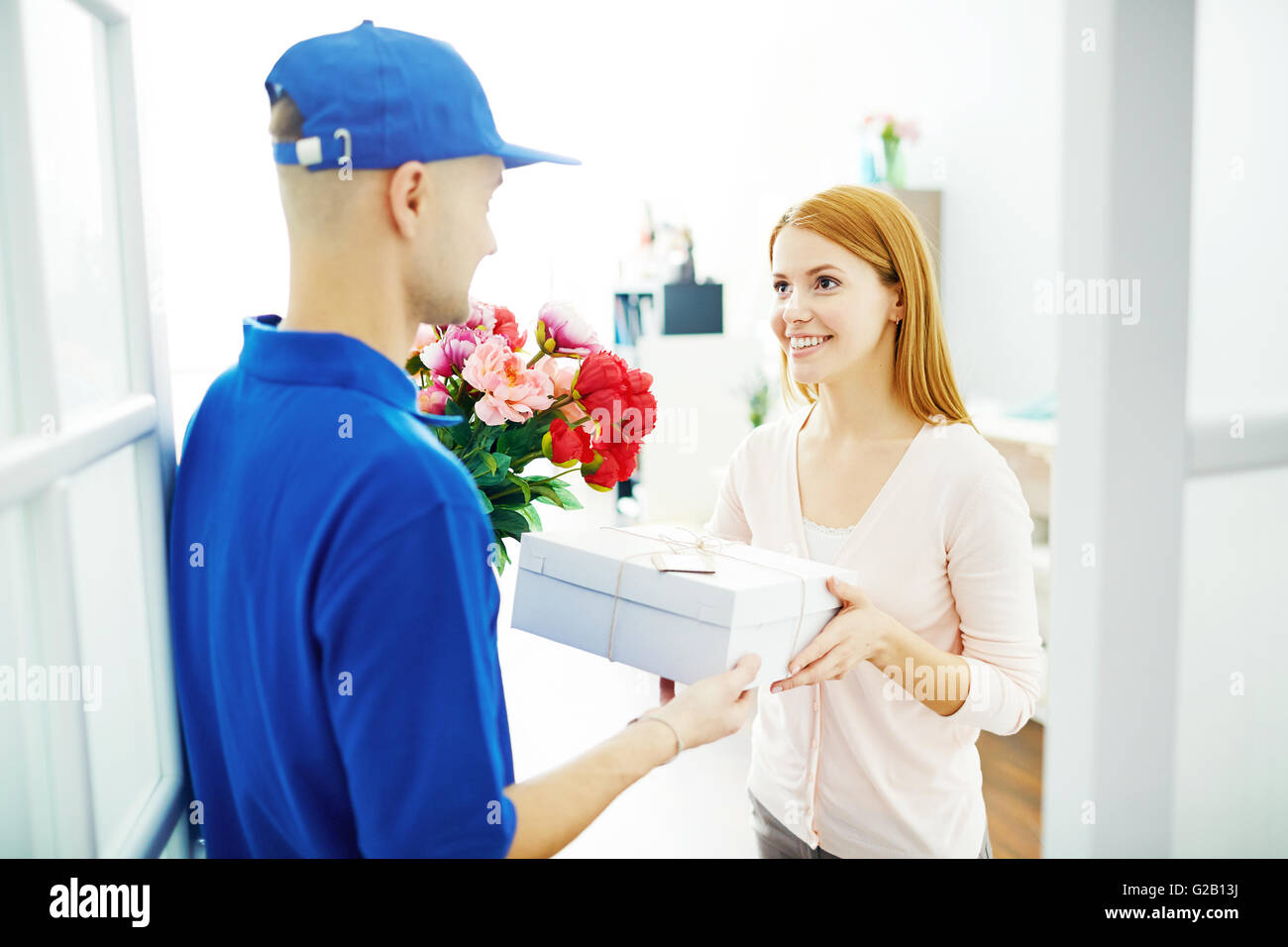 Delivery people hi-res stock photography and images - Alamy