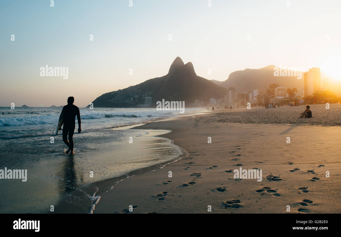 Ipanema beach at sunset time, Rio de Janeiro Stock Photo - Alamy
