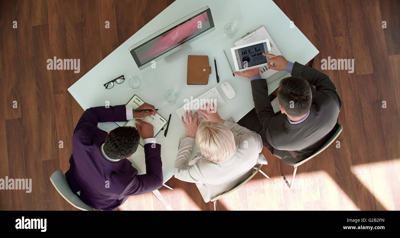 Table teamwork hi-res stock photography and images - Alamy