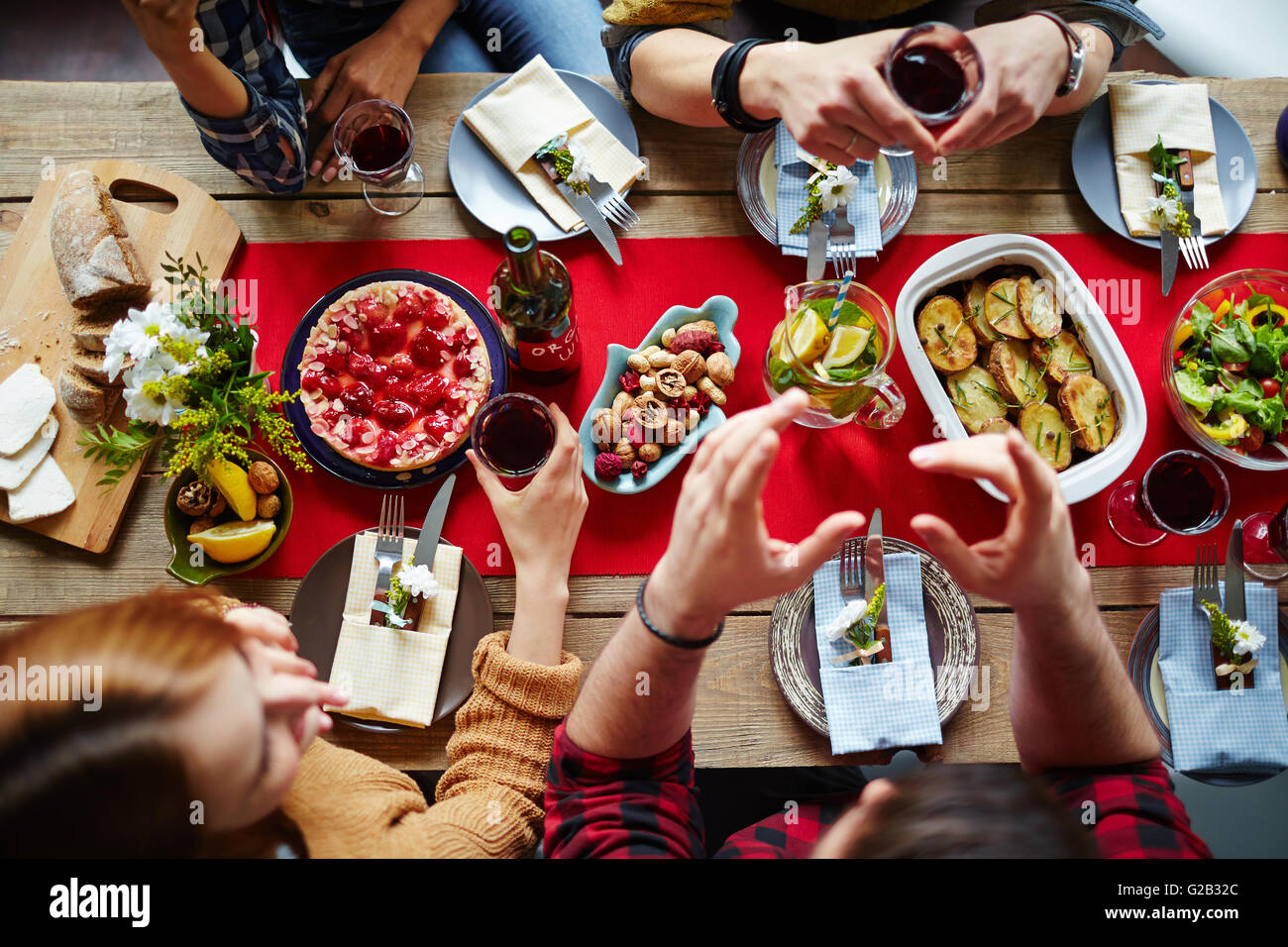 Dinner party table wine sitting hi-res stock photography and images - Alamy