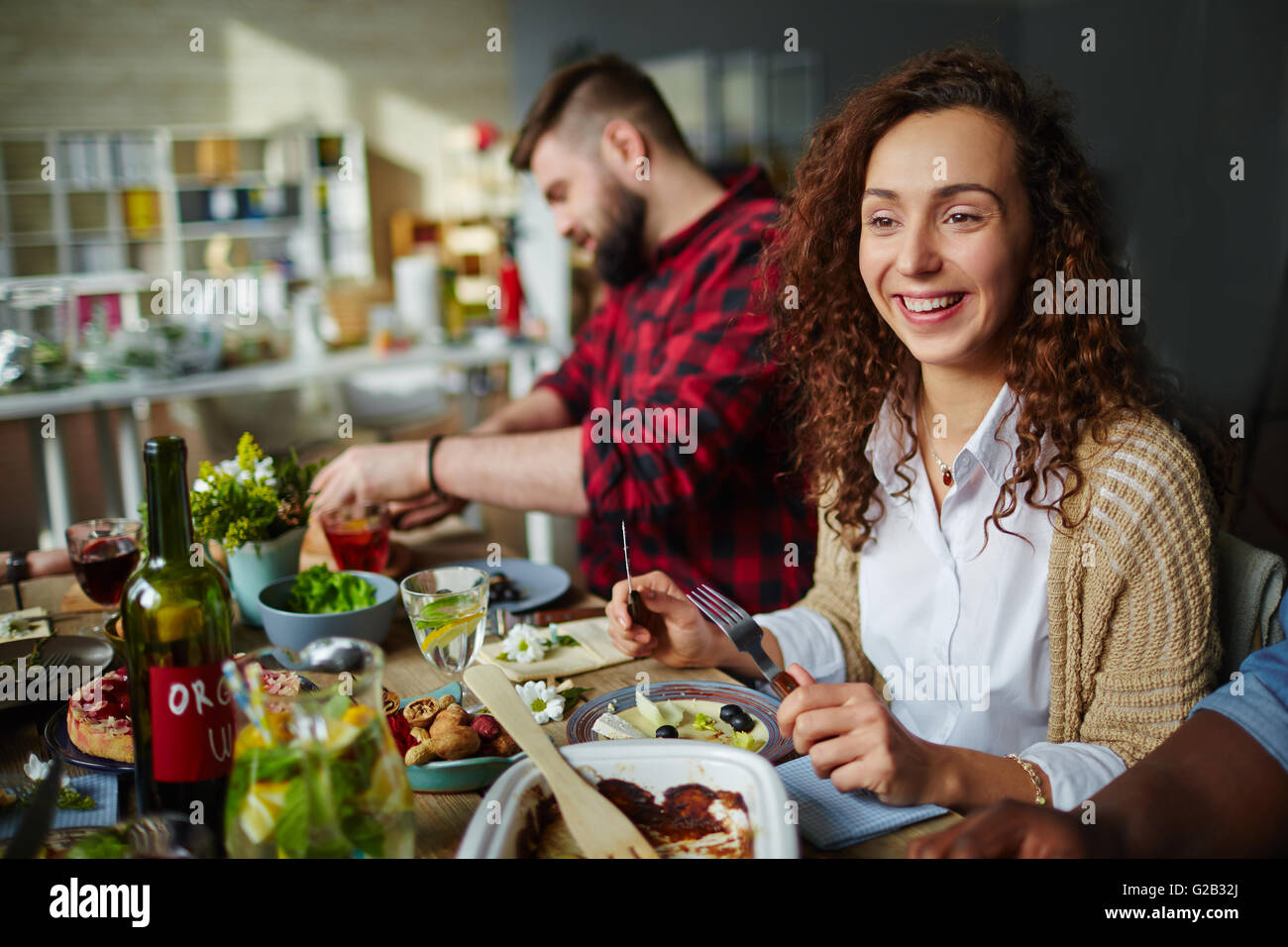People laughing at dinner table hi-res stock photography and images - Alamy