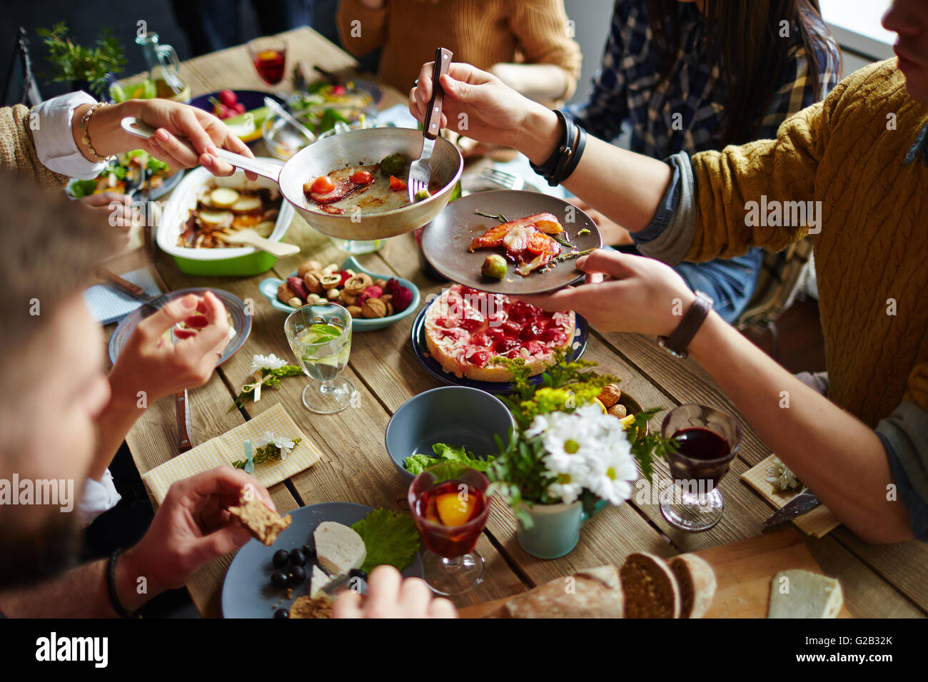 People sitting dinner party food hi-res stock photography and images ...