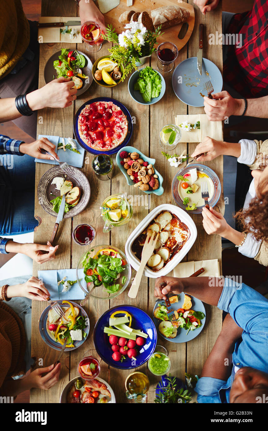 Sitting at dinner table hi-res stock photography and images - Alamy