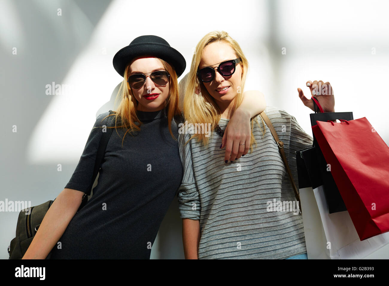 Stylish shoppers hi-res stock photography and images - Alamy
