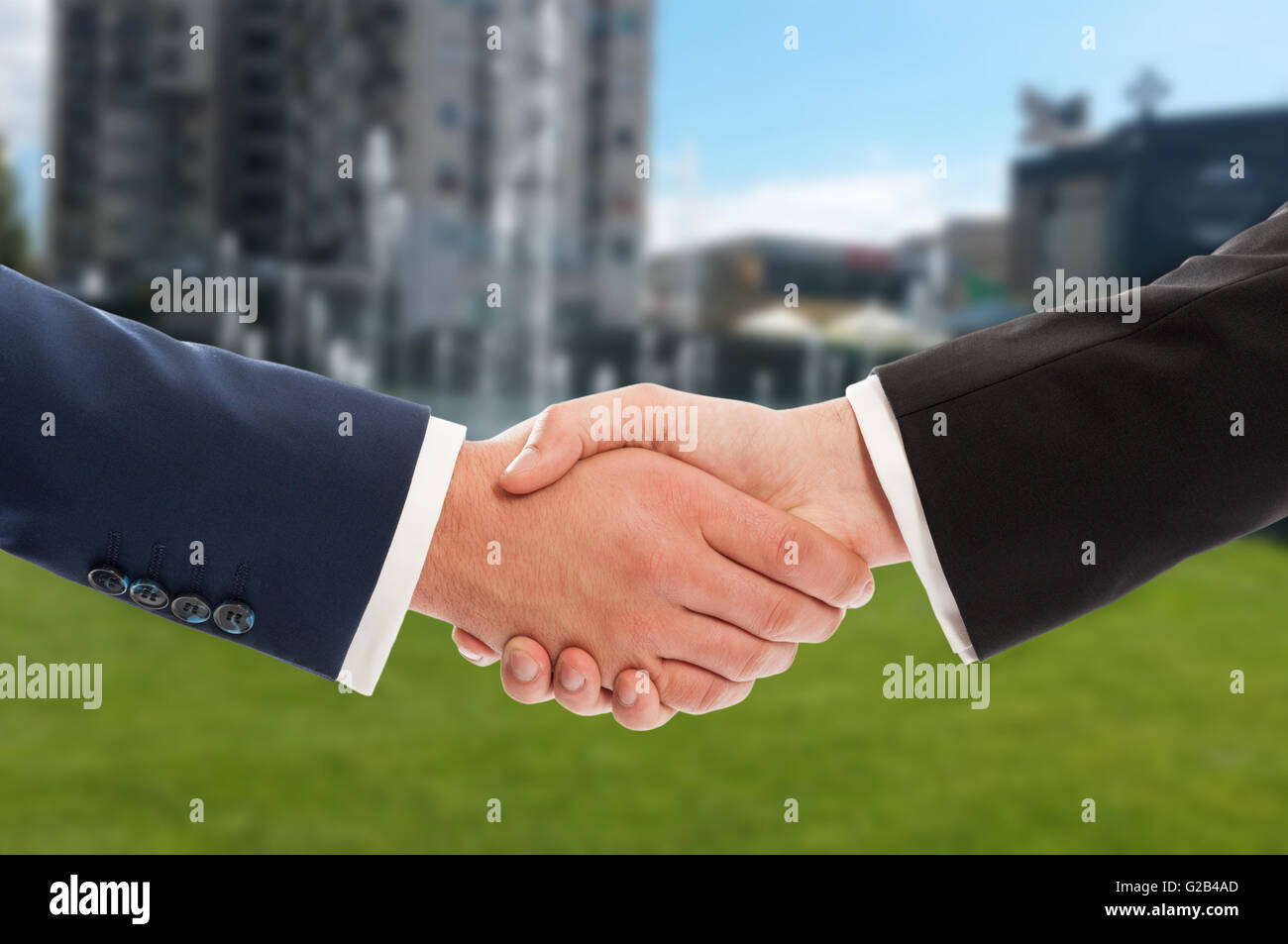 Real estate agents handshake hi-res stock photography and images - Alamy