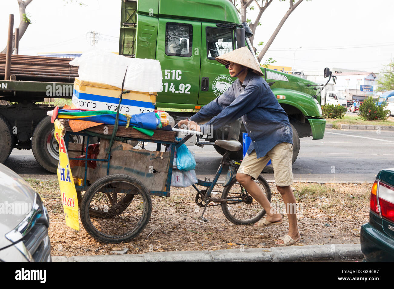 Man pushing cart in Vietnam Stock Photo - Alamy