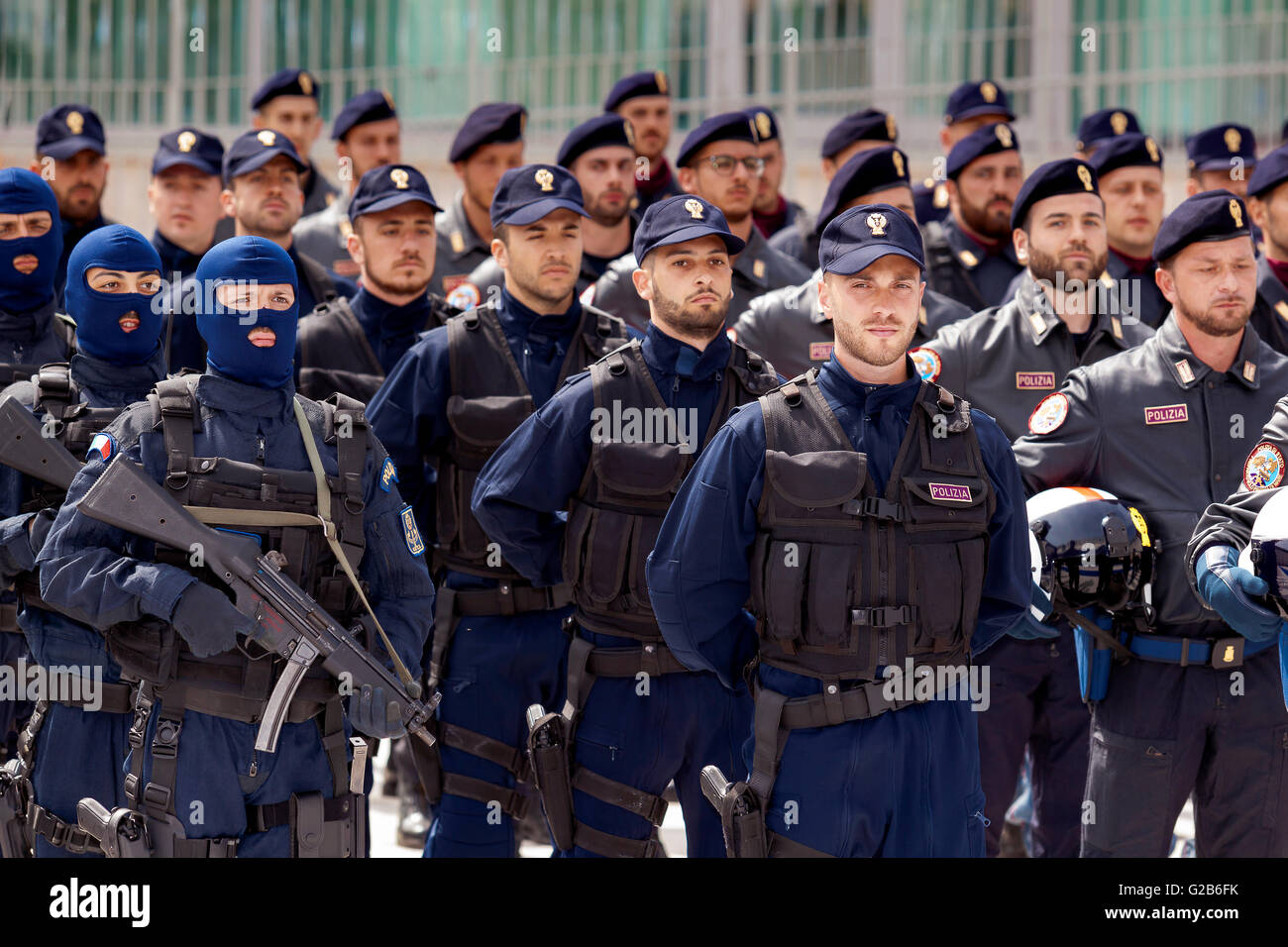 Italian police uniform hi-res stock photography and images - Alamy