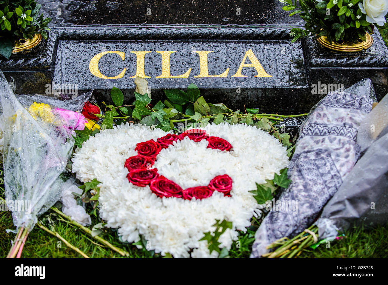 Gravestone of Cilla Black, Liverpool Singer and TV Star , in Allerton ...