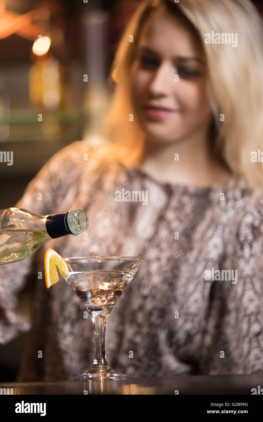 Barkeeper female hi-res stock photography and images - Alamy