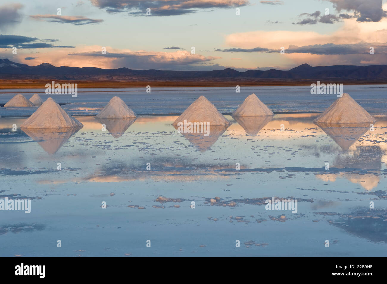 Salt cones, Salar de Uyuni at sunset, Potosi, Bolivia Stock Photo - Alamy