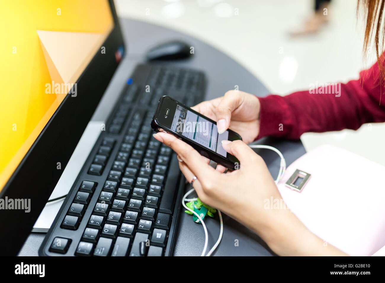 An People paly smartphone in real life Stock Photo - Alamy