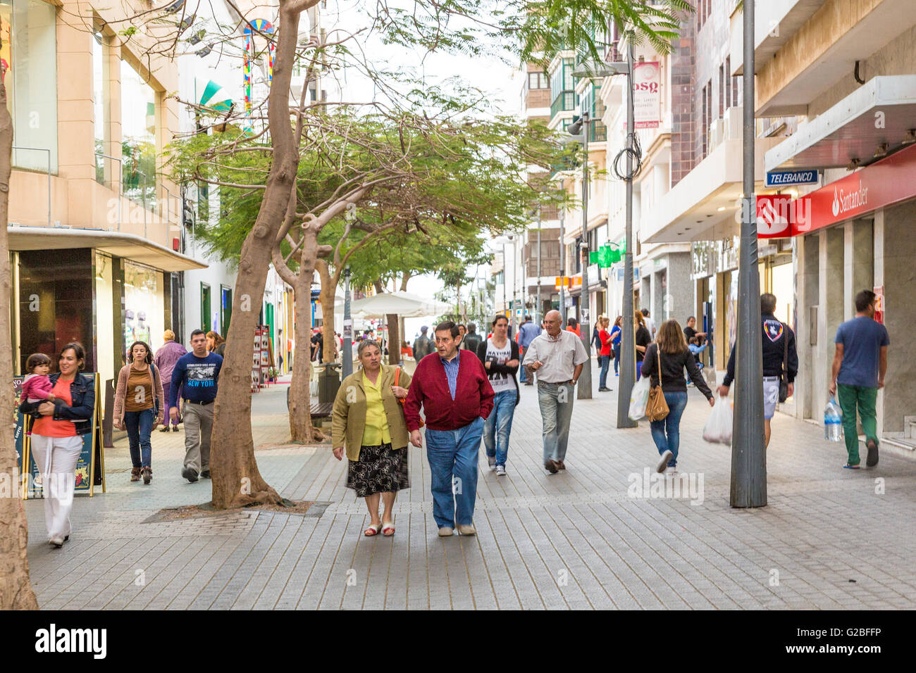 People in shopping street, Calle Leon y Castillo, Arrecife, Lanzarote ...