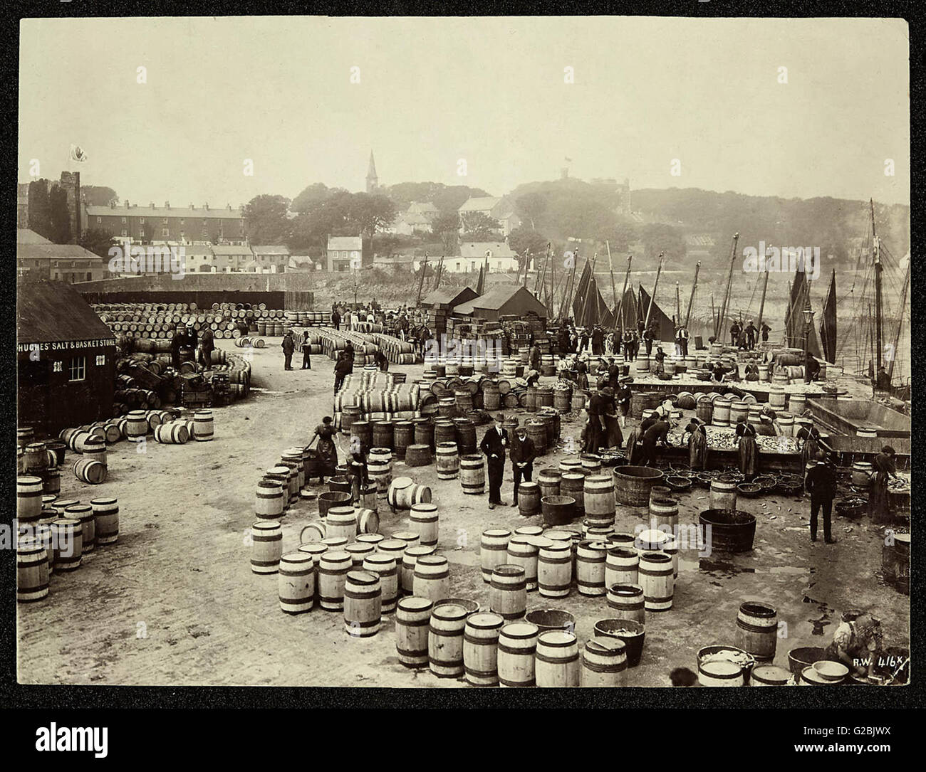 Fish being packed for storage by harbor workers Stock Photo - Alamy