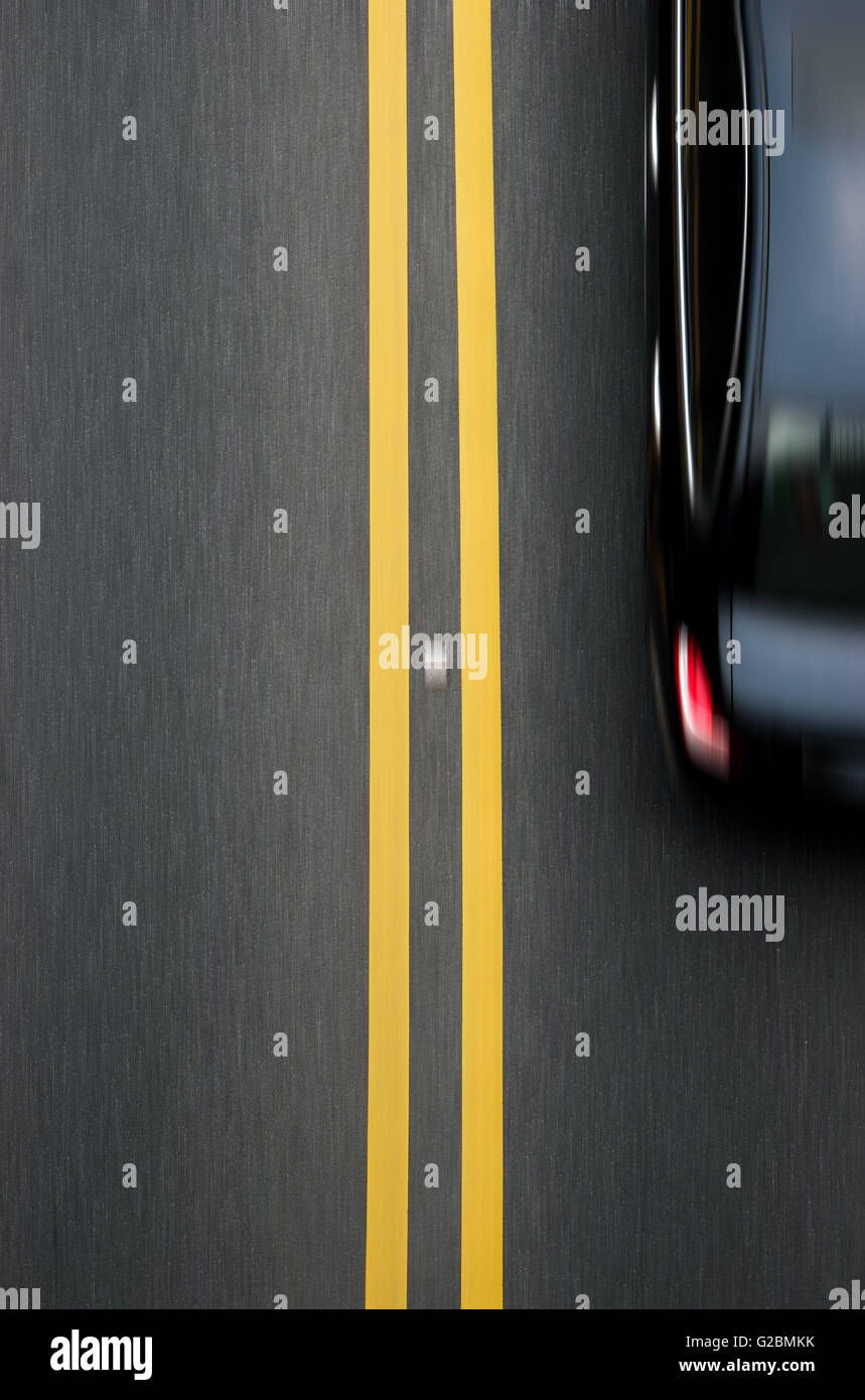 Double yellow divider hi-res stock photography and images - Alamy