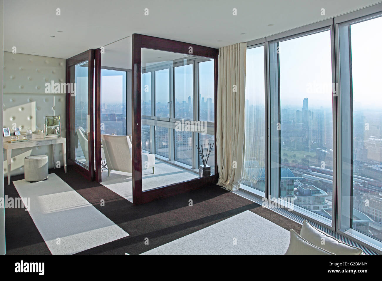 Luxury glass tower High Resolution Stock Photography and Images - Alamy