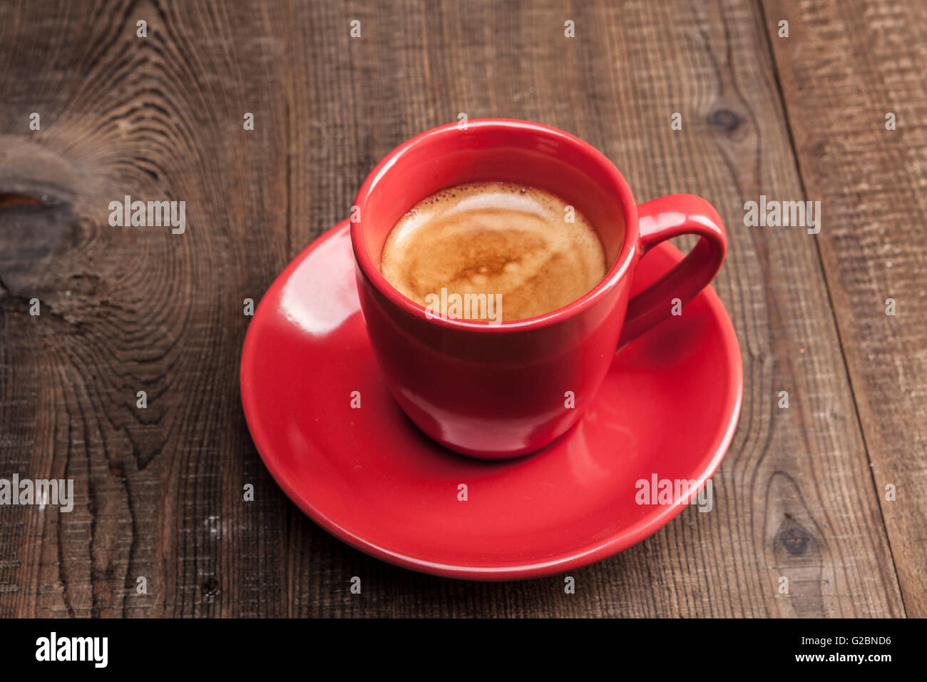 Coffe in red mug on wood table Stock Photo - Alamy