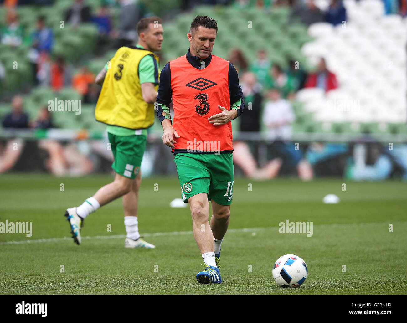 Republic of Ireland's Robbie Keane warms up before the International ...