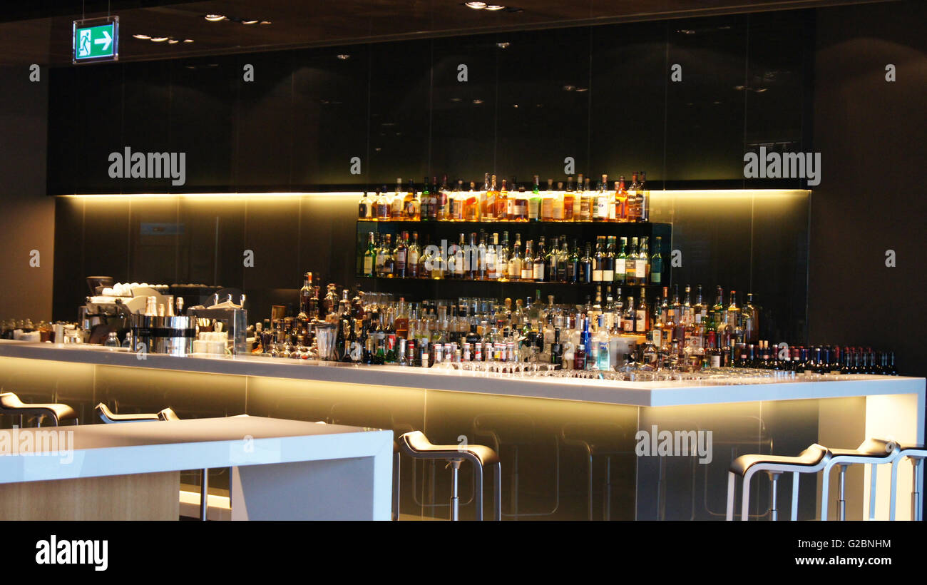 Pub bar counter hi-res stock photography and images - Alamy