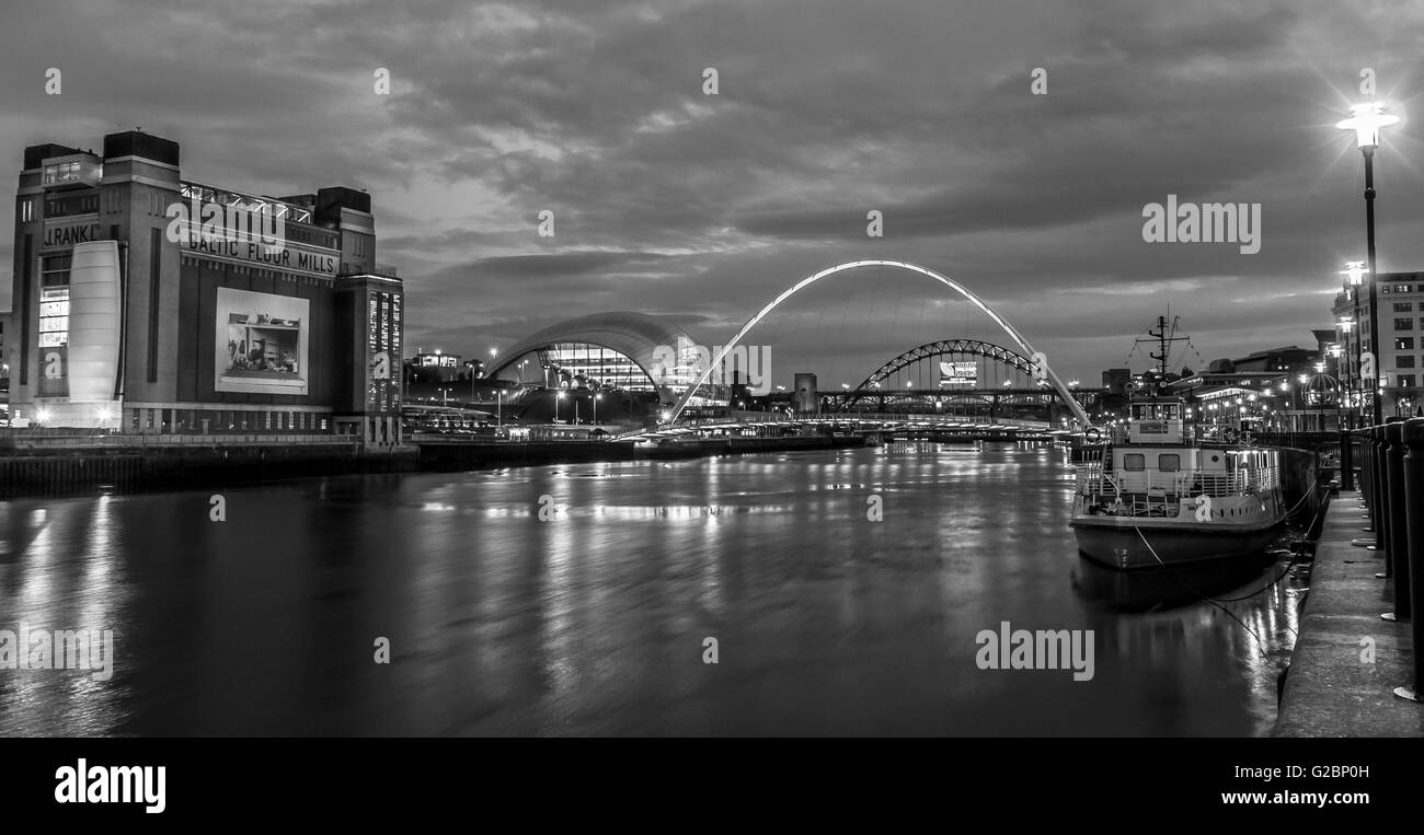 Newcastle gateshead quayside in Black and White Stock Photos & Images ...