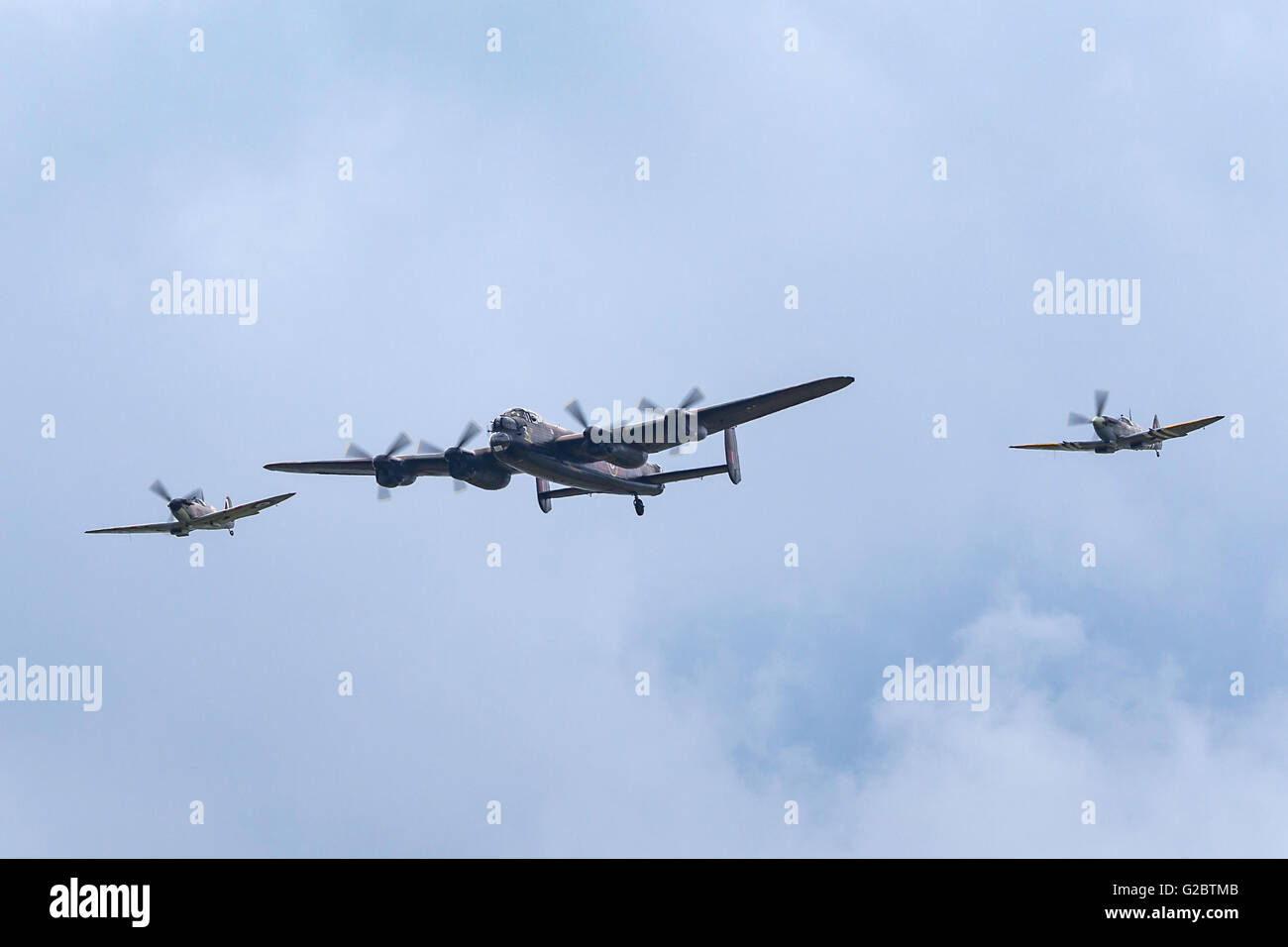 Avro lancaster battle of britain hi-res stock photography and images ...