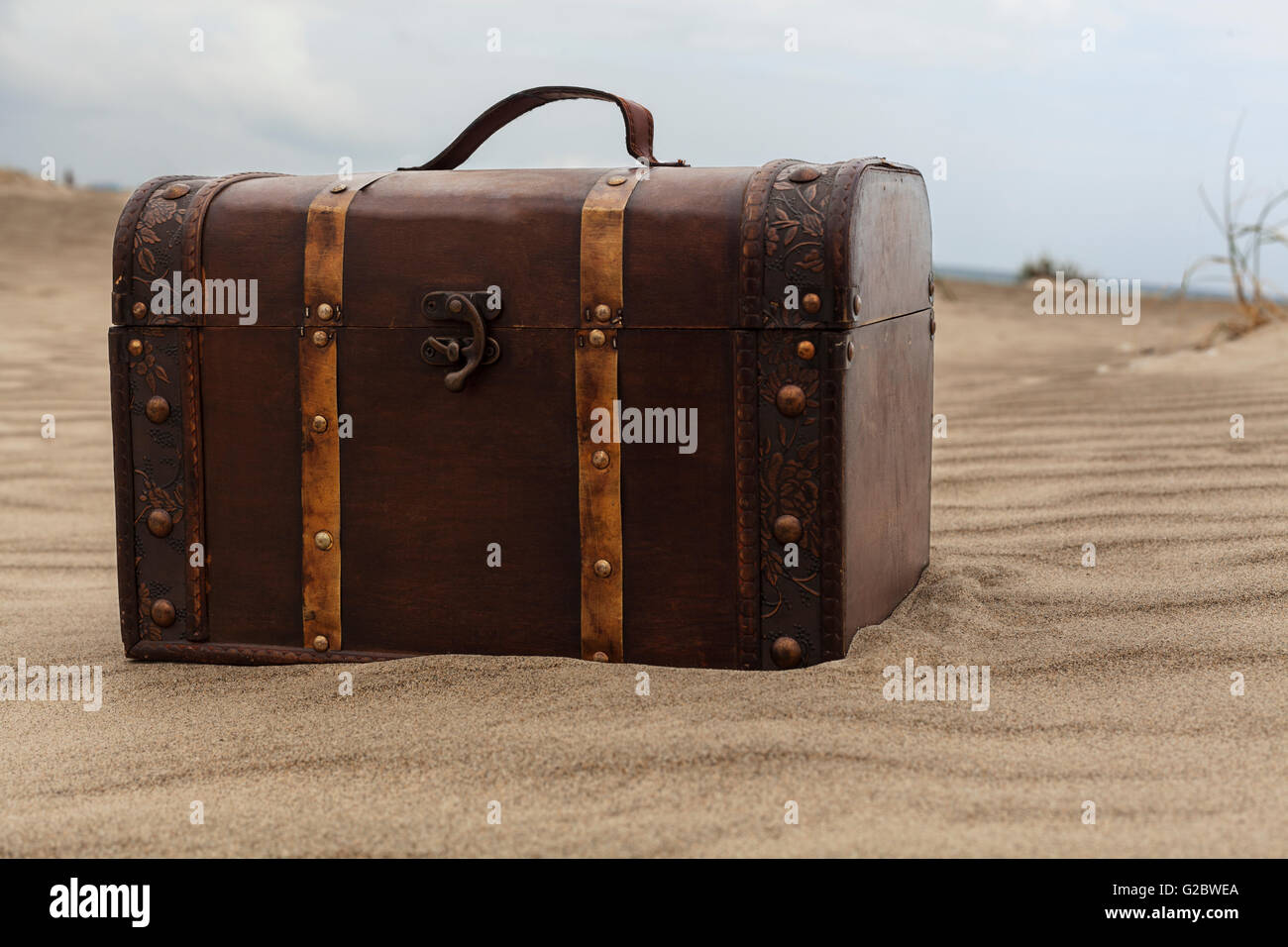 Treasure chest in sand dunes on the beach Stock Photo - Alamy