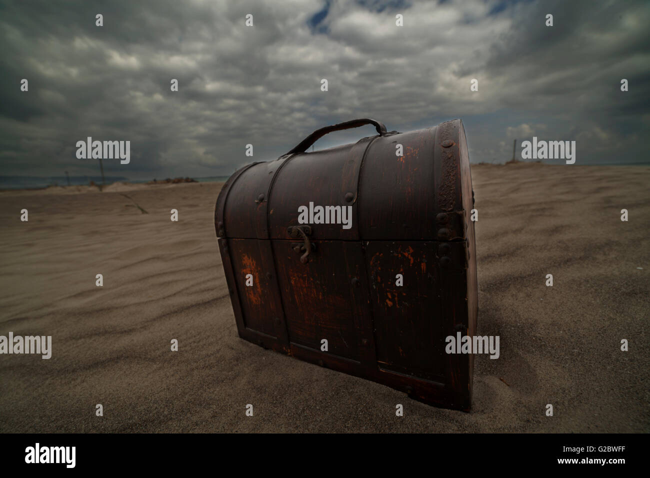 Treasure chest in sand dunes on the beach Stock Photo - Alamy