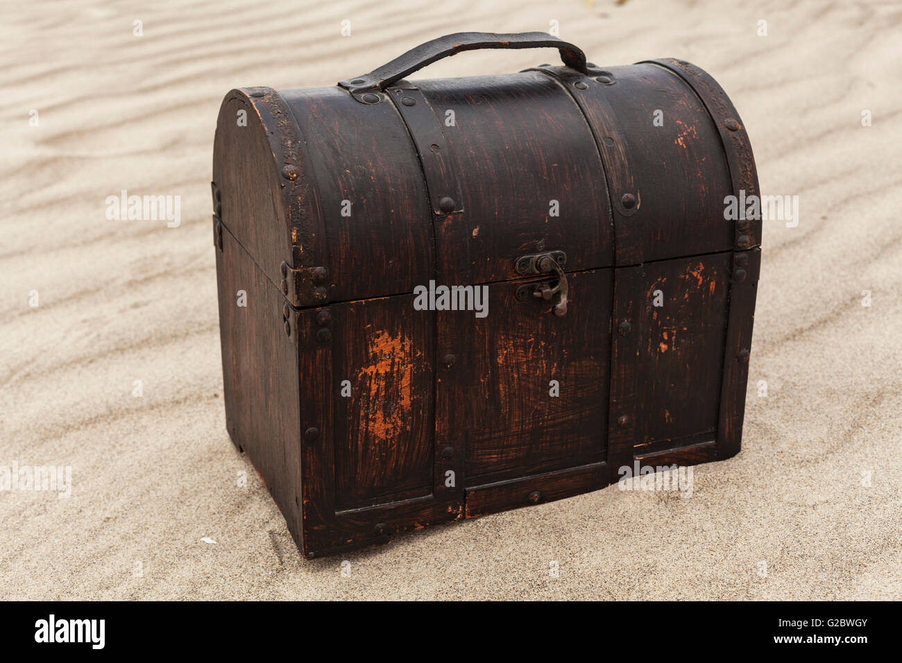 Treasure chest in sand dunes on a beach Stock Photo - Alamy