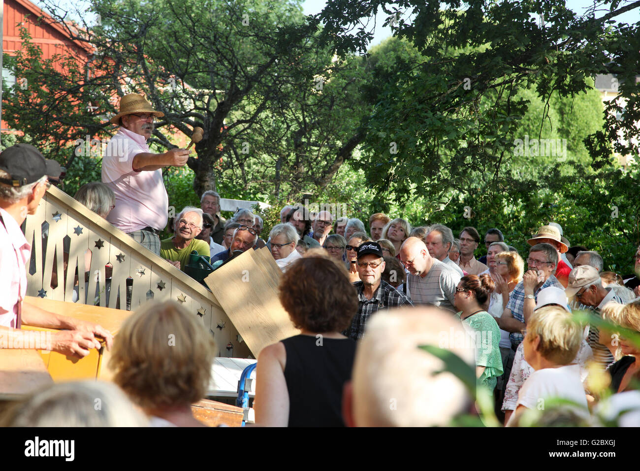 People are looking for bargains at a farm auction Stock Photo - Alamy