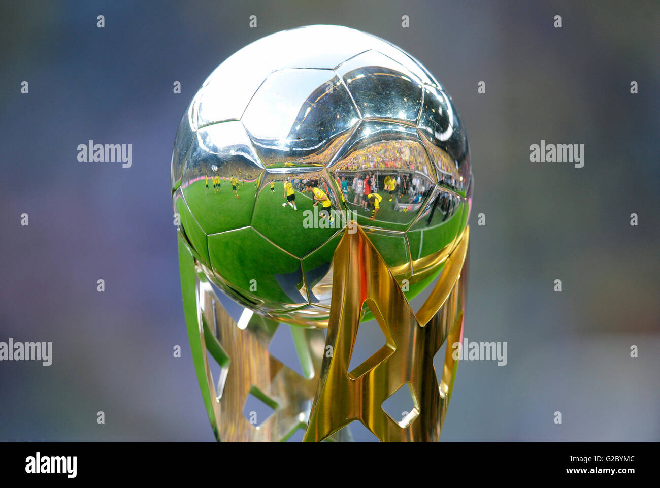 Football super cup trophy hi-res stock photography and images - Alamy